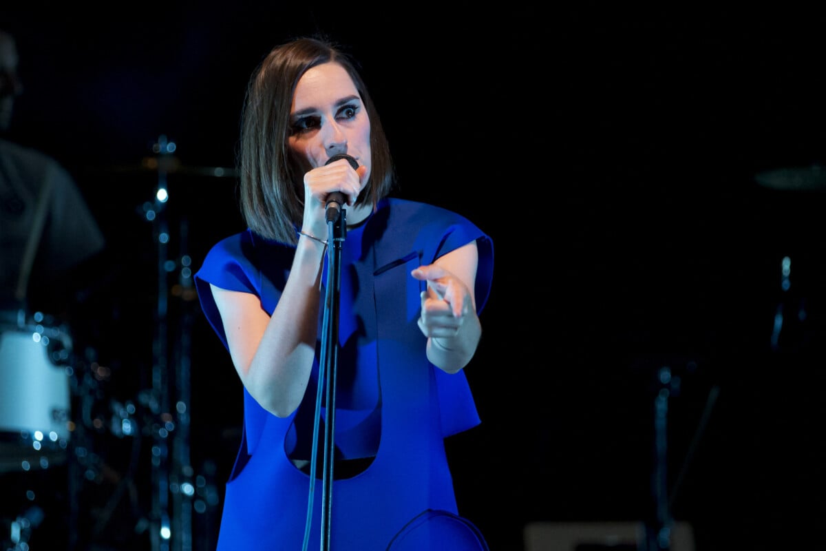 Photo : La chanteuse Yelle en concert sur la scène du palais des ...