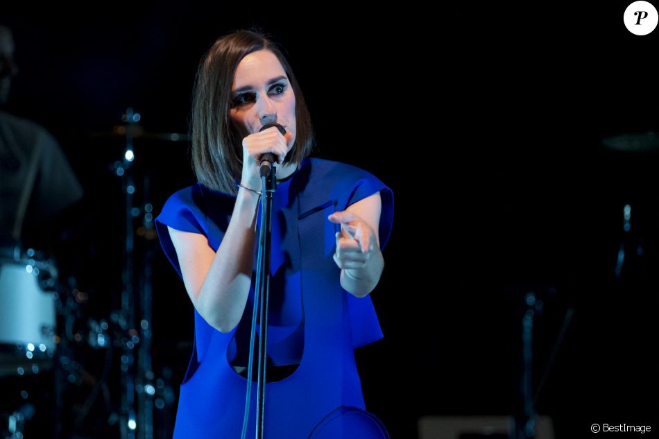 La chanteuse Yelle en concert sur la scène du palais des Festivals lors ...