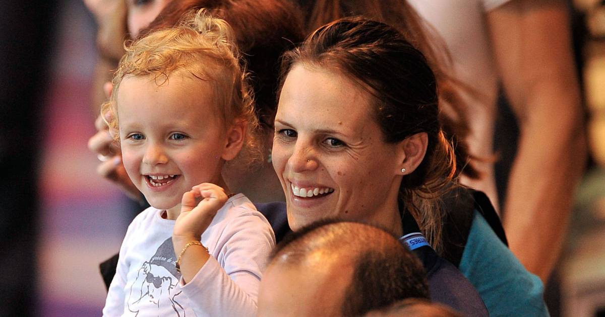Laure Manaudou et sa fille Manon dans les tribunes lors du Championnat ...