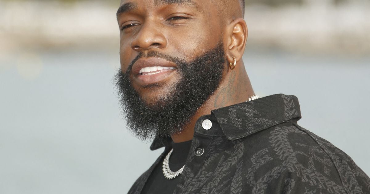 Tayc de la série CHRISTMAS FLOW sur Netflix Photocall sur le ponton de ...