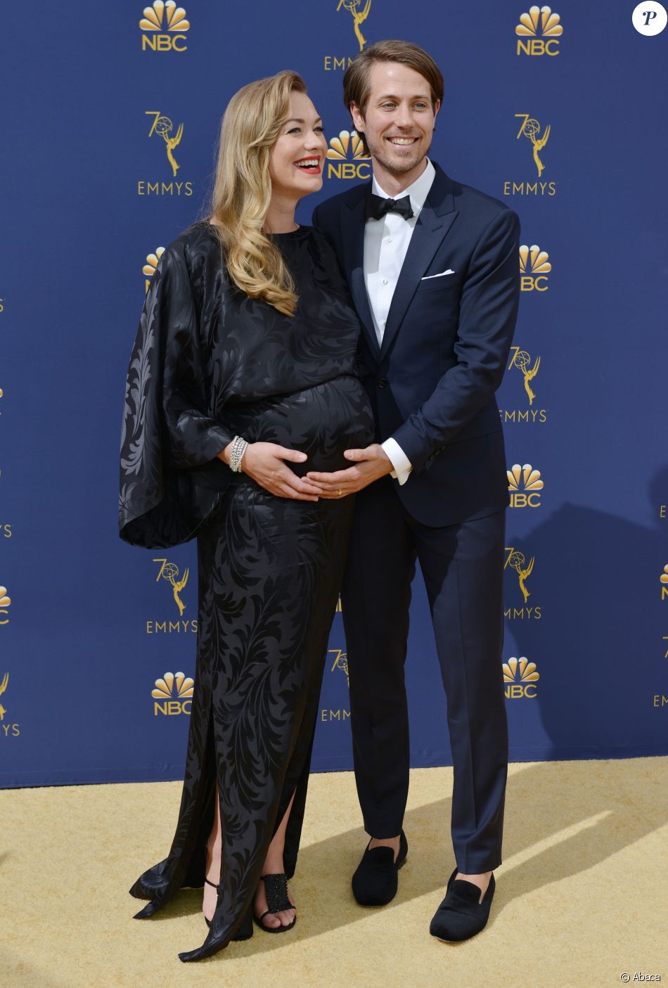 Yvonne Strahovski, enceinte, et son époux Tim Loden sur le tapis rouge ...