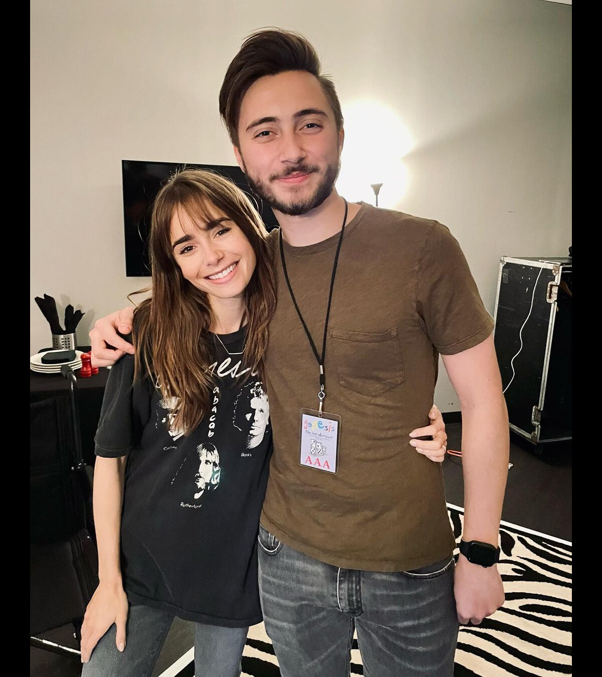 Photo : Lily Collins et son petit frère Nic. Instagram. Le 6 décembre ...