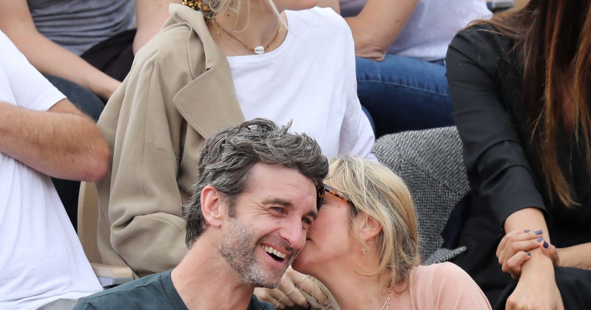 Karin Viard et son compagnon - People dans les tribunes lors de la ...