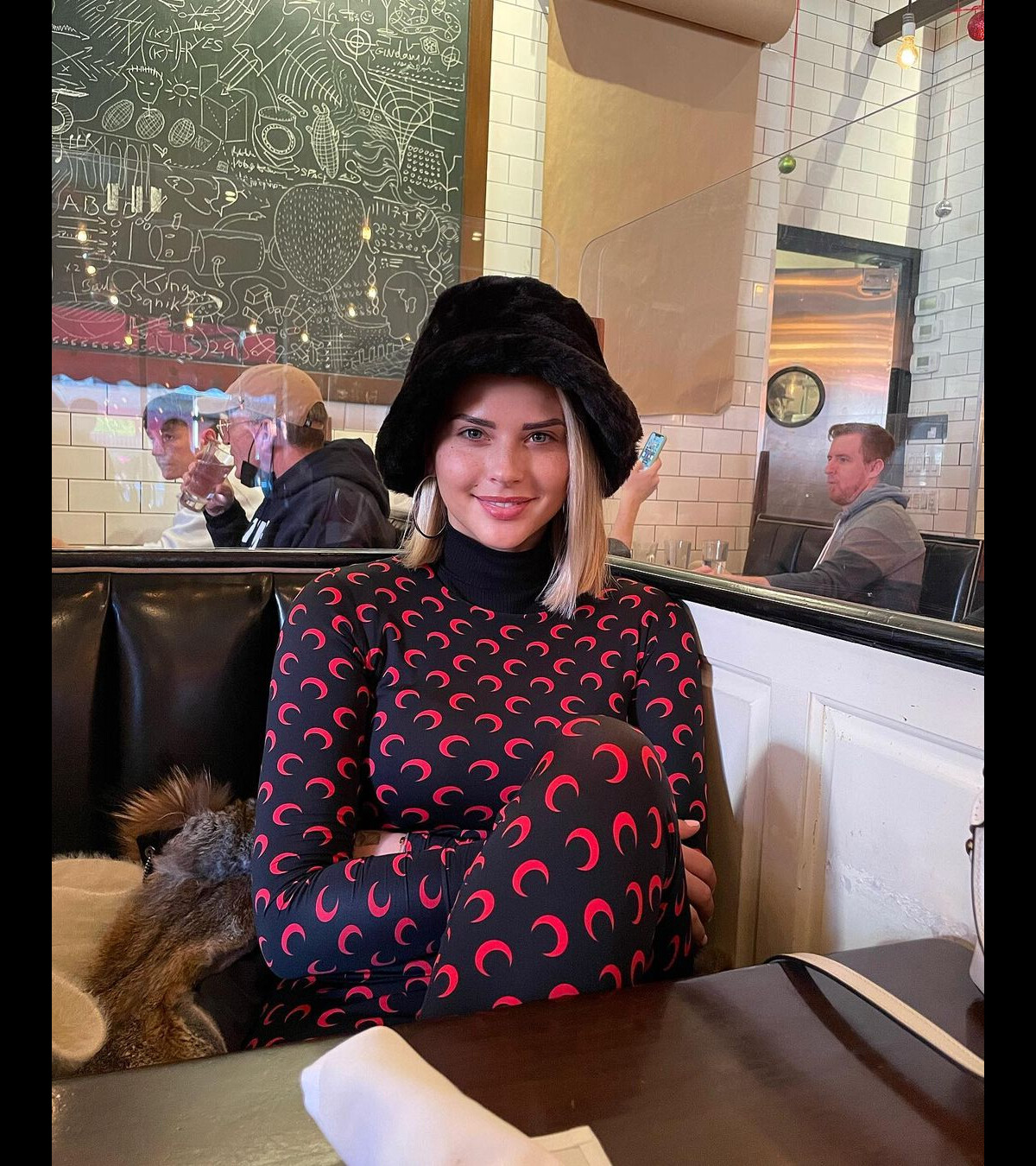 Photo : Kelly Vedovelli au restaurant, décembre 2021 - Purepeople