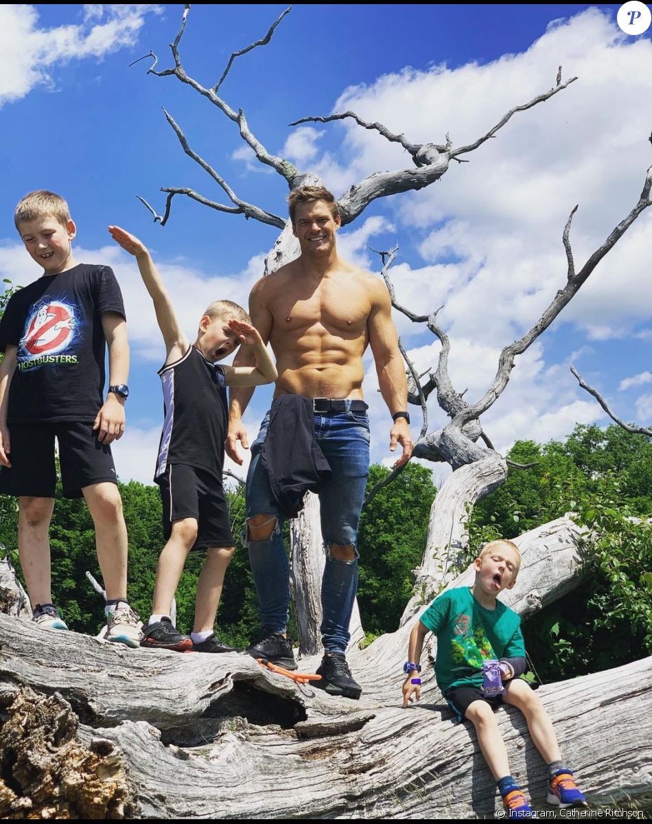 Alan Ritchson : Le séduisant héros de Reacher est-il en couple ? : le ...