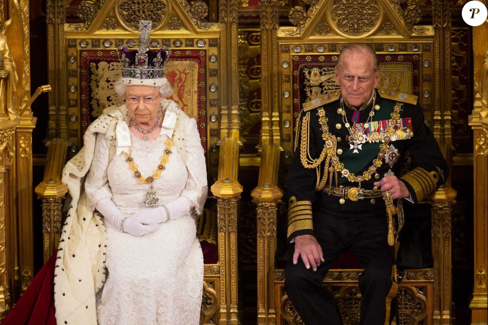 Le prince Philip, duc d'Edimbourg et la reine Elisabeth II d'Angleterre (portant la Imperial ...