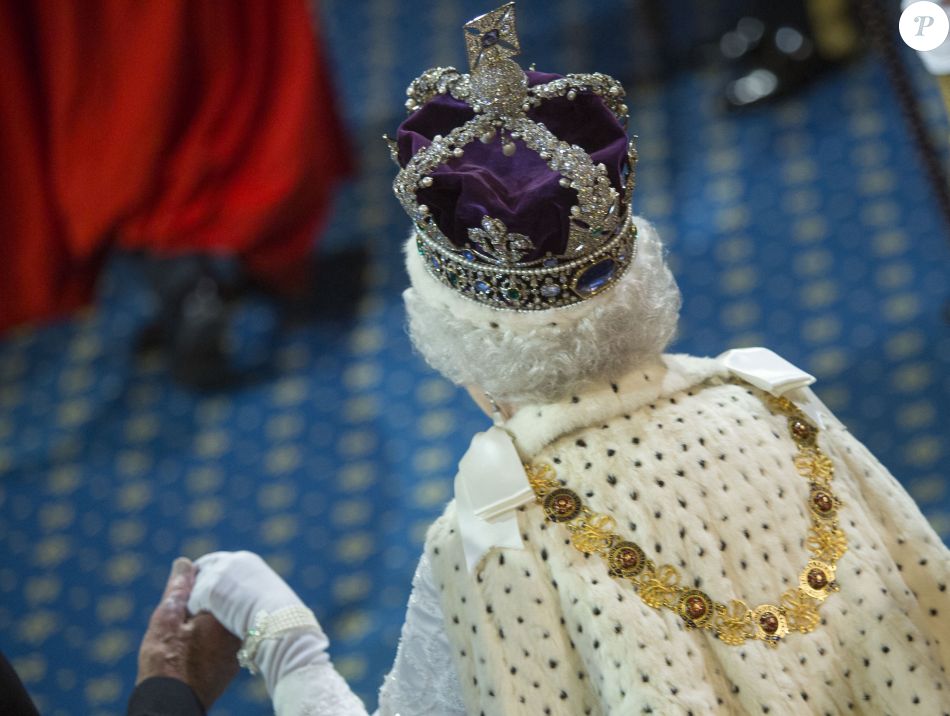 La reine Elisabeth II d'Angleterre portant la couronne impériale d ...