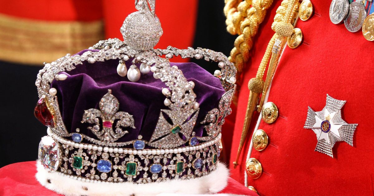 La couronne impériale d'apparat (Imperial State Crown) de la reine ...