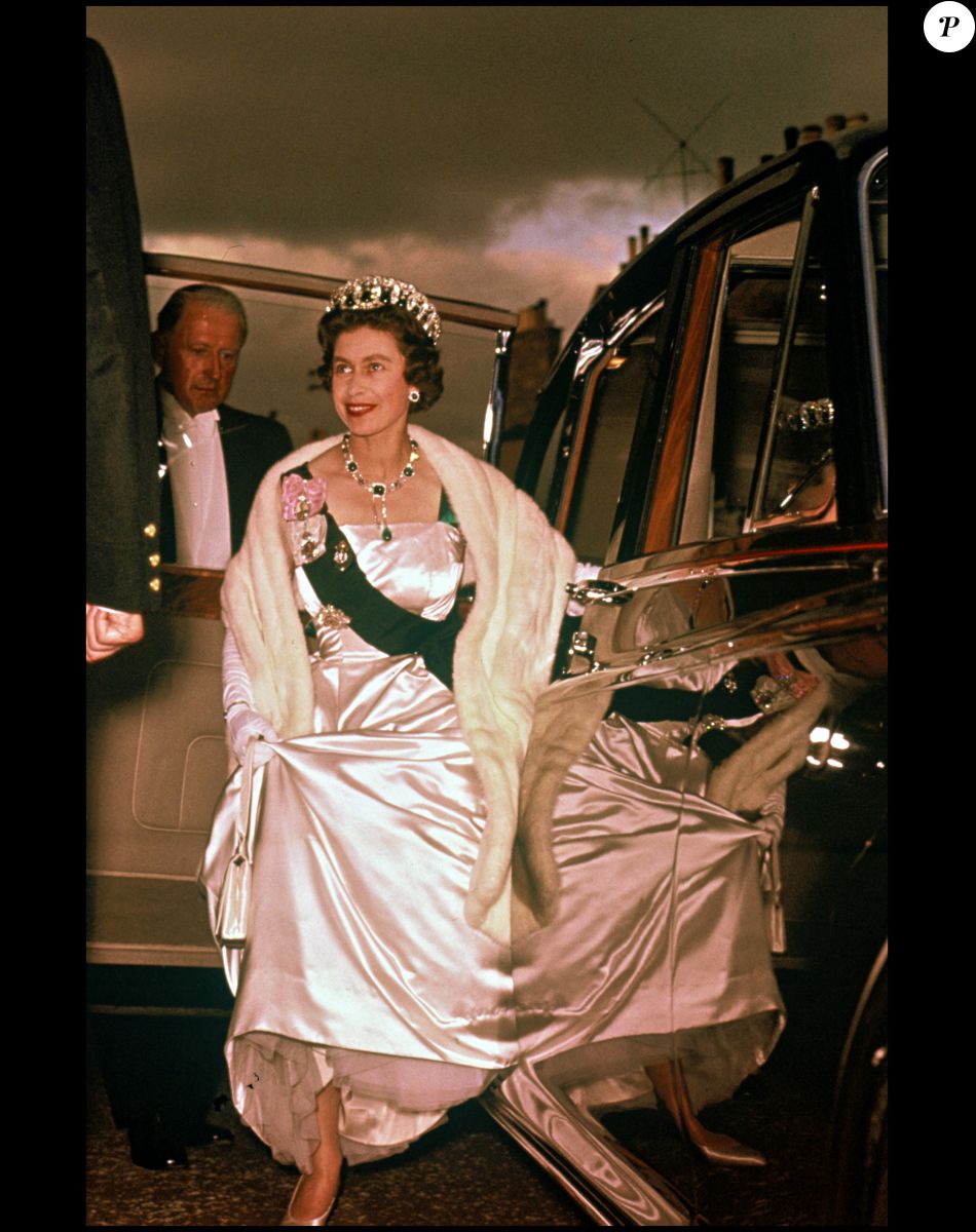Mort d'Elizabeth II : retour en images sur ses plus belles tiares et ...