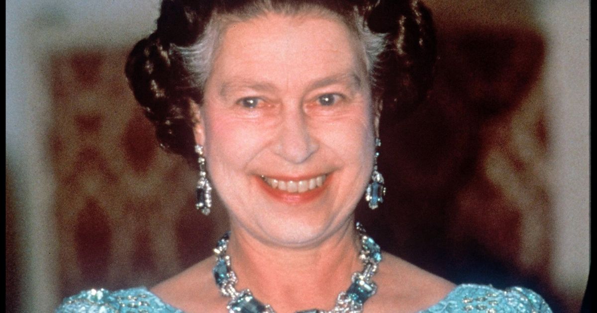 Elizabeth II en 1990 avec sa parure aigues-marines offerte par le ...
