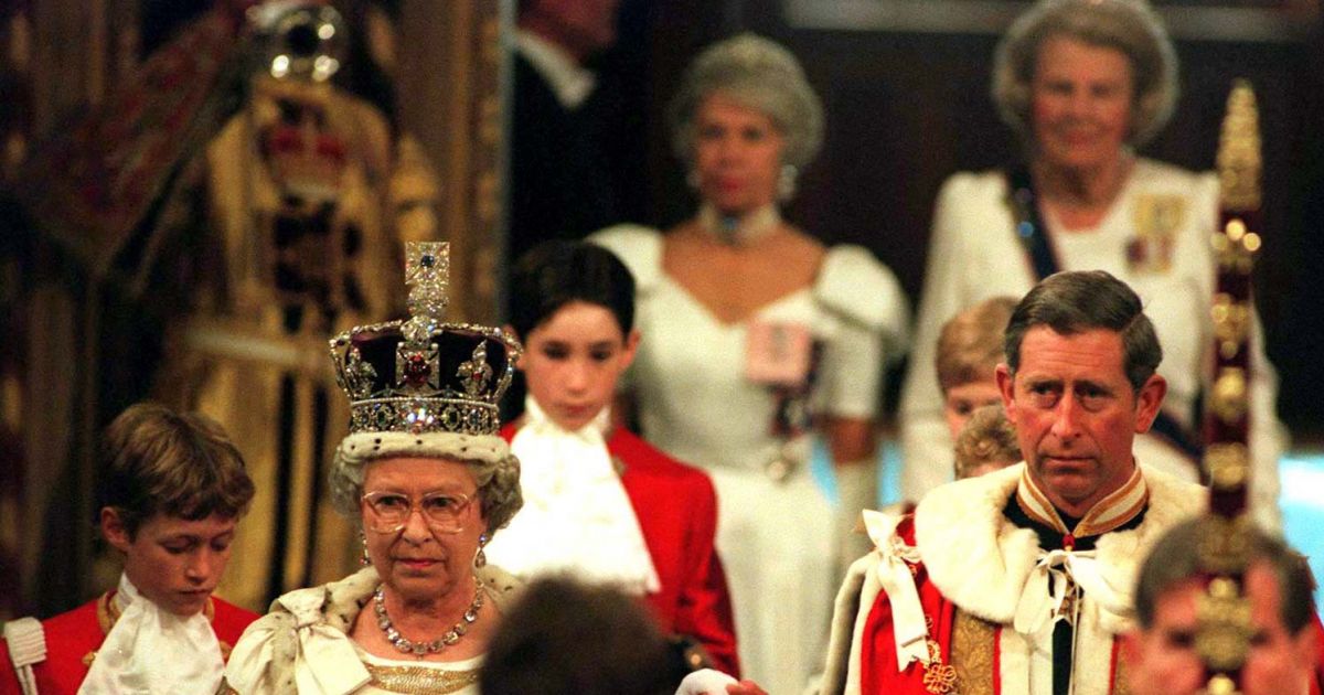 Elizabeth II et son fils le prince Charles lors d'une nouvelle session ...