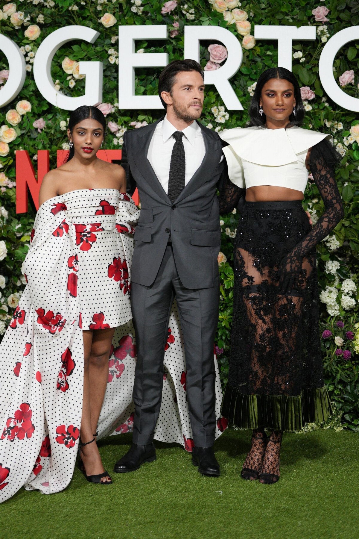 Photo : Charithra Chandran, Jonathan Bailey, Simone Ashley à la ...