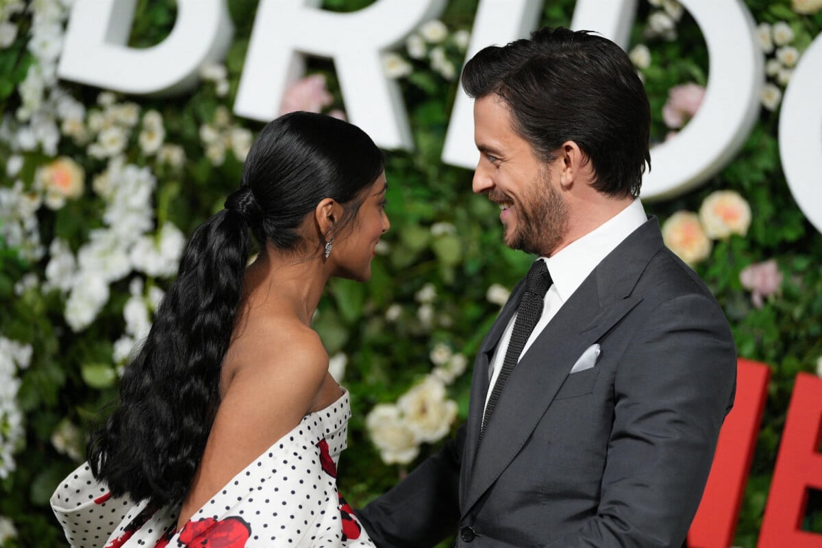 Photo : Charithra Chandran, Jonathan Bailey à la première de la saison ...