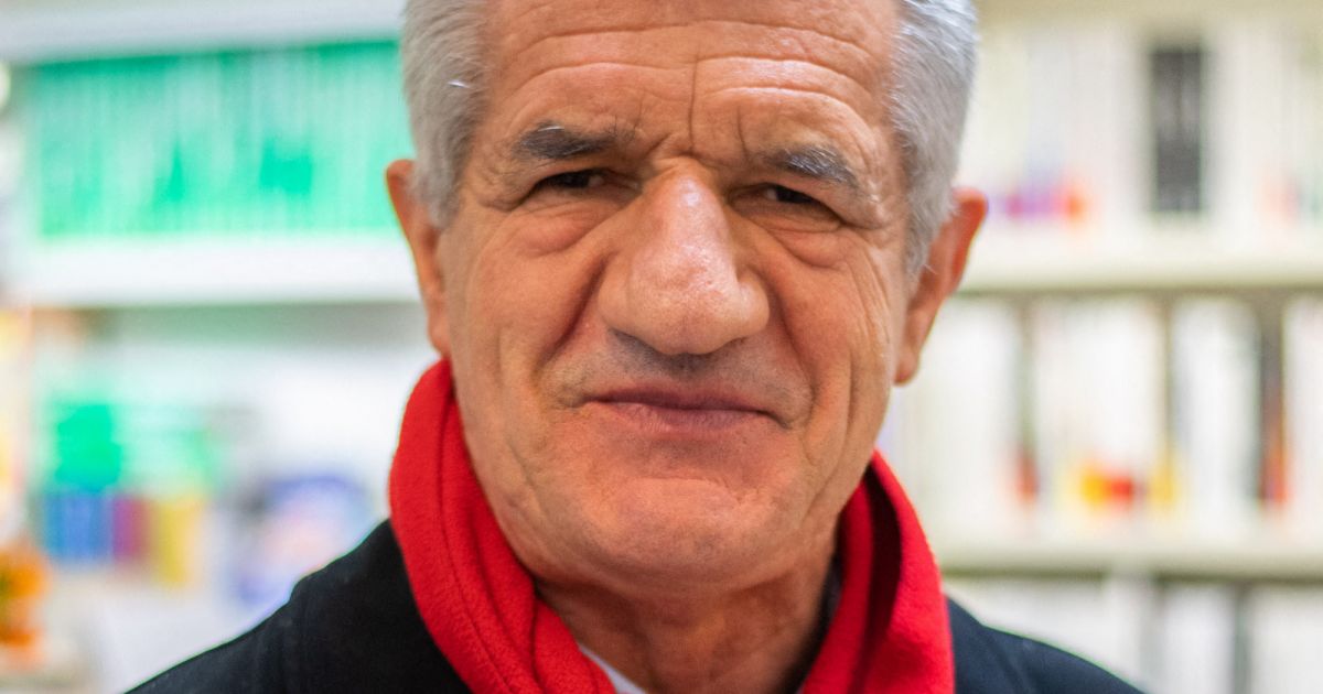 Jean Lassalle, candidat aux élections présidentielles, dédicace son ...