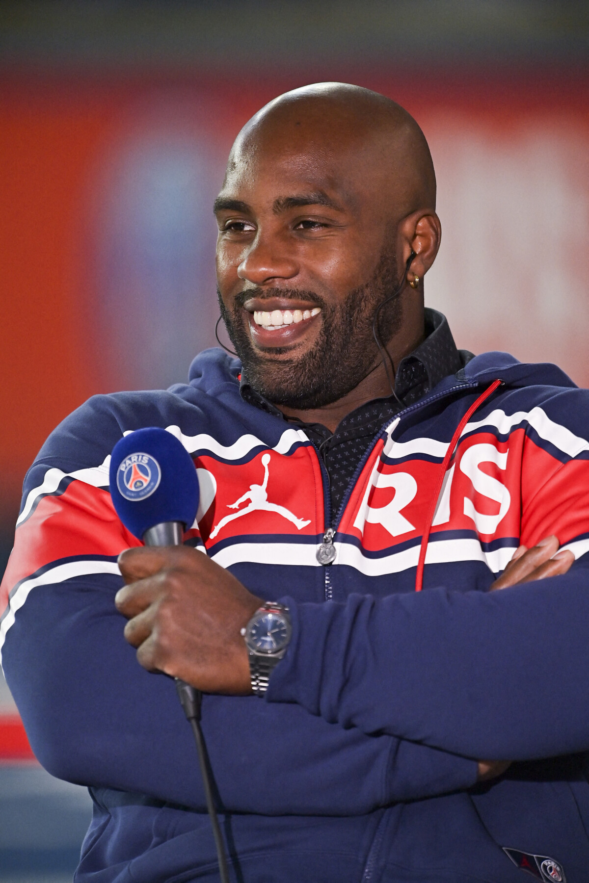 Photo : Teddy Riner - T.Riner donne le coup d'envoi du match et le PSG ...