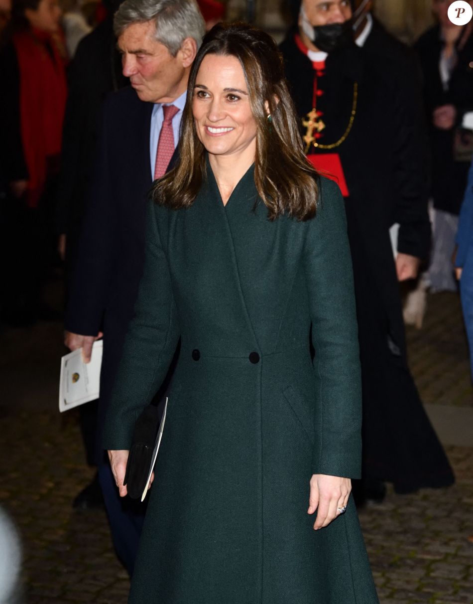 Pippa Middleton - La famille royale arrive au service de chant ...