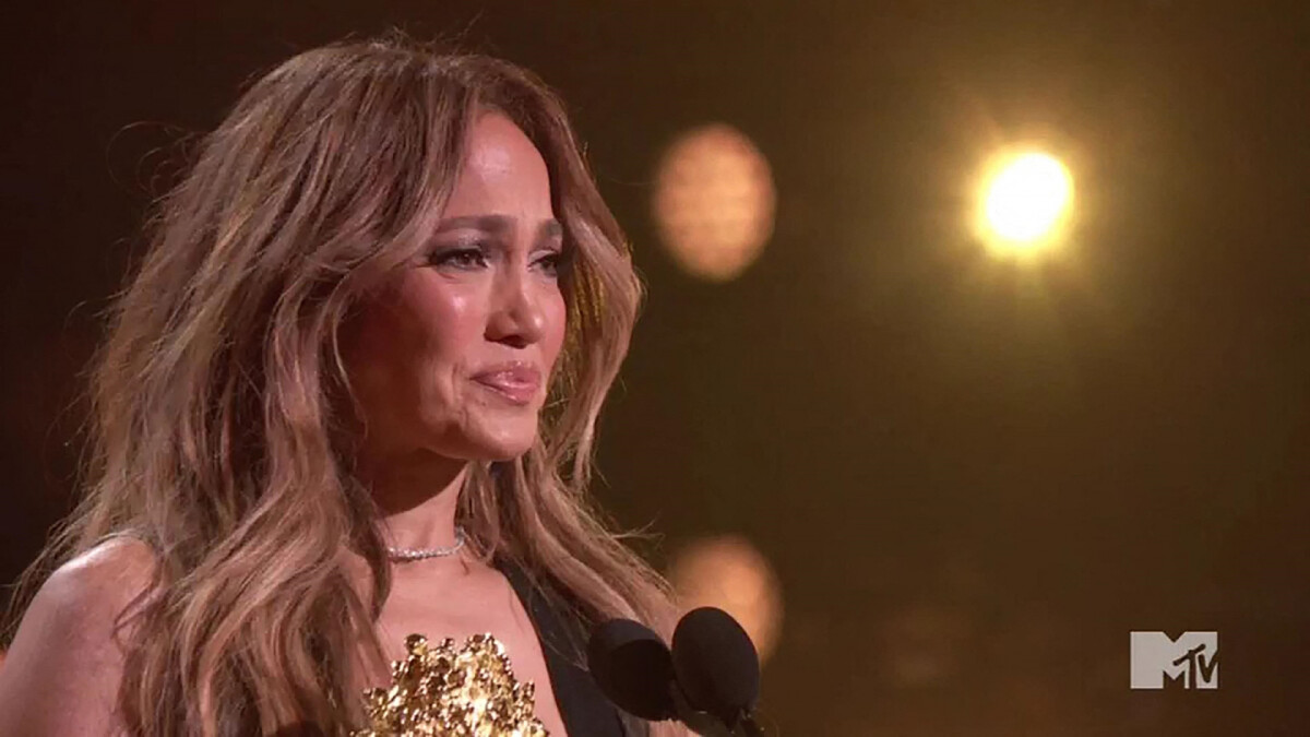 Photo : Jennifer Lopez émue aux larmes en recevant le trophée ...