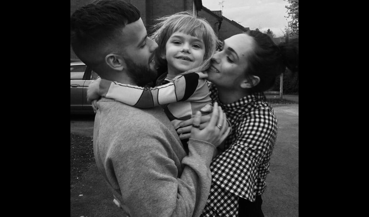 Photo : Tom Mann avec sa fiancée Danielle Hampson et son enfant sur ...