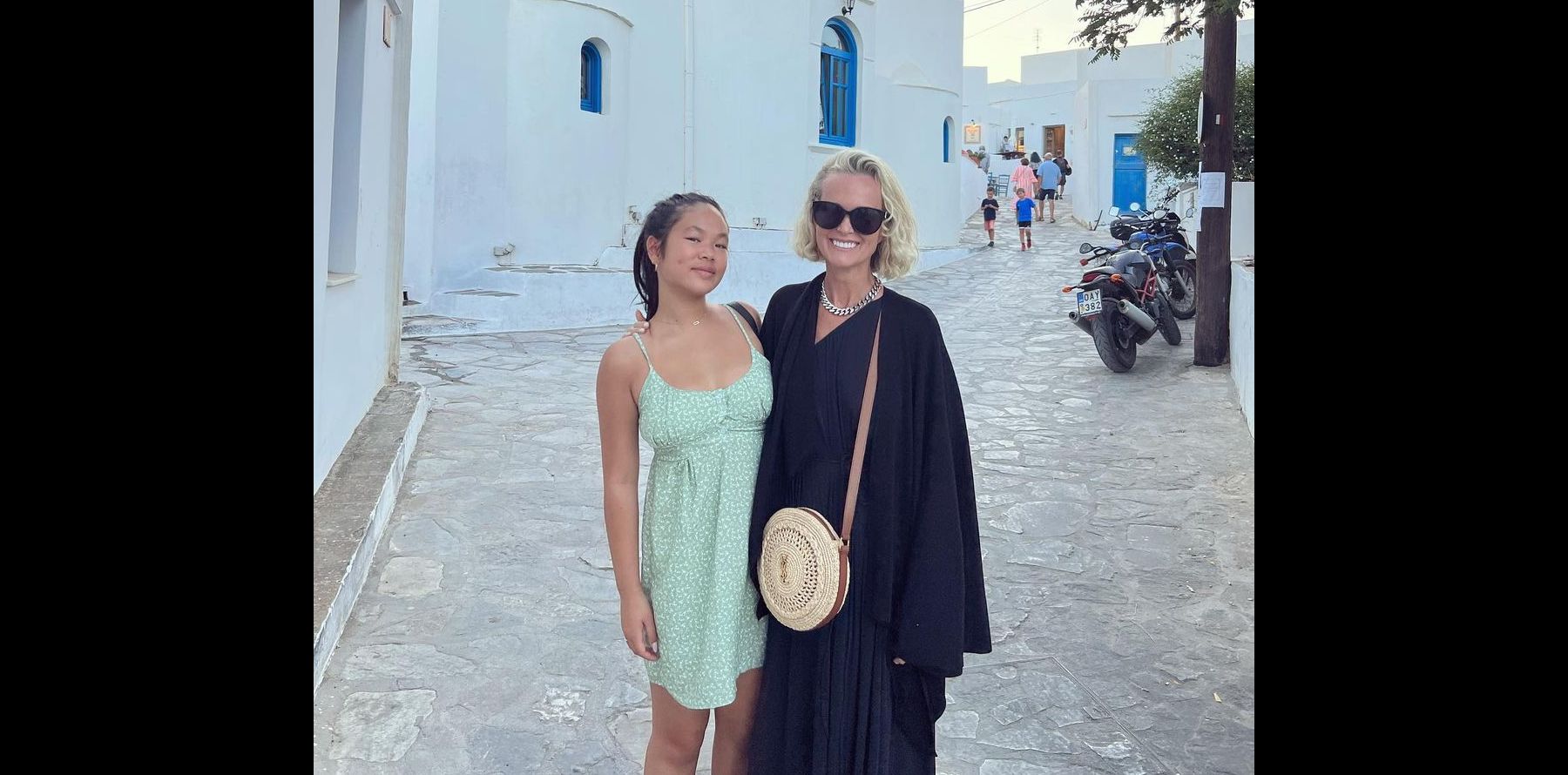 Laetitia Hallyday sublime avec Joy : leurs photos de vacances en Grèce ...