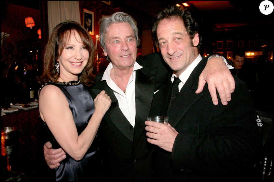Nathalie Baye, Alain Delon et Vincent Lindon au Fouquet's après la 33e ...