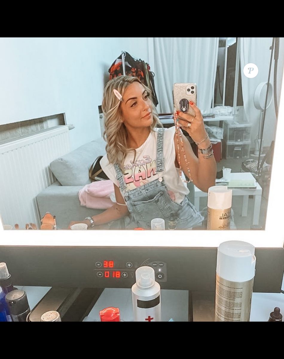 Priscilla : La poitrine dénudée, la chanteuse dévoile de belles photos ...