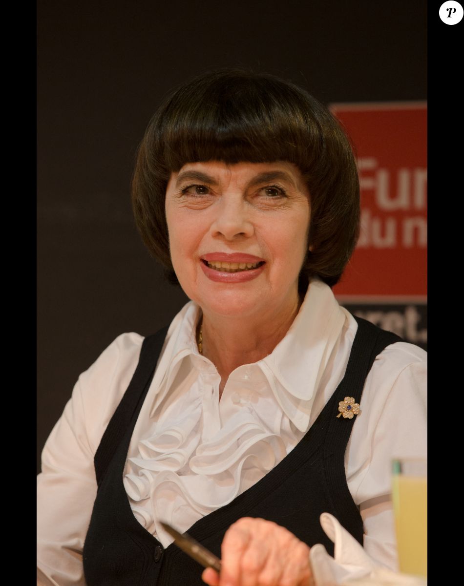 Mireille Mathieu en famille à Saint-Tropez : elle n'a pas pris une ride ...