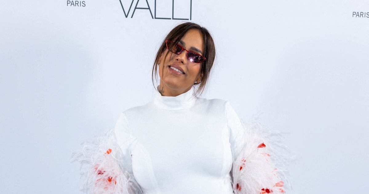 Amel Bent, enceinte, au photocall du défilé femme Giambattista Valli ...