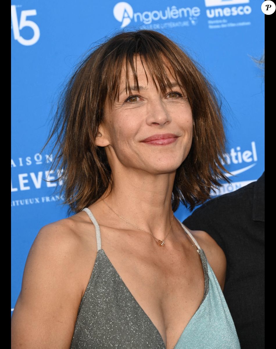 Sophie Marceau séduit dans une combinaison estivale au décolleté plongeant : amoureuse, elle ...