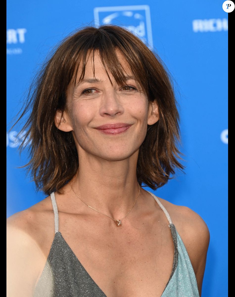 Sophie Marceau séduit dans une combinaison estivale au décolleté plongeant : amoureuse, elle ...