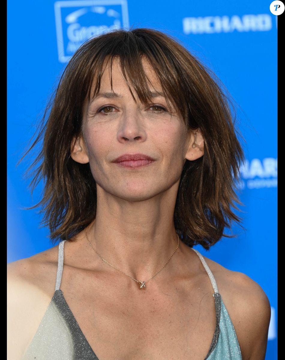 Sophie Marceau séduit dans une combinaison estivale au décolleté plongeant : amoureuse, elle ...