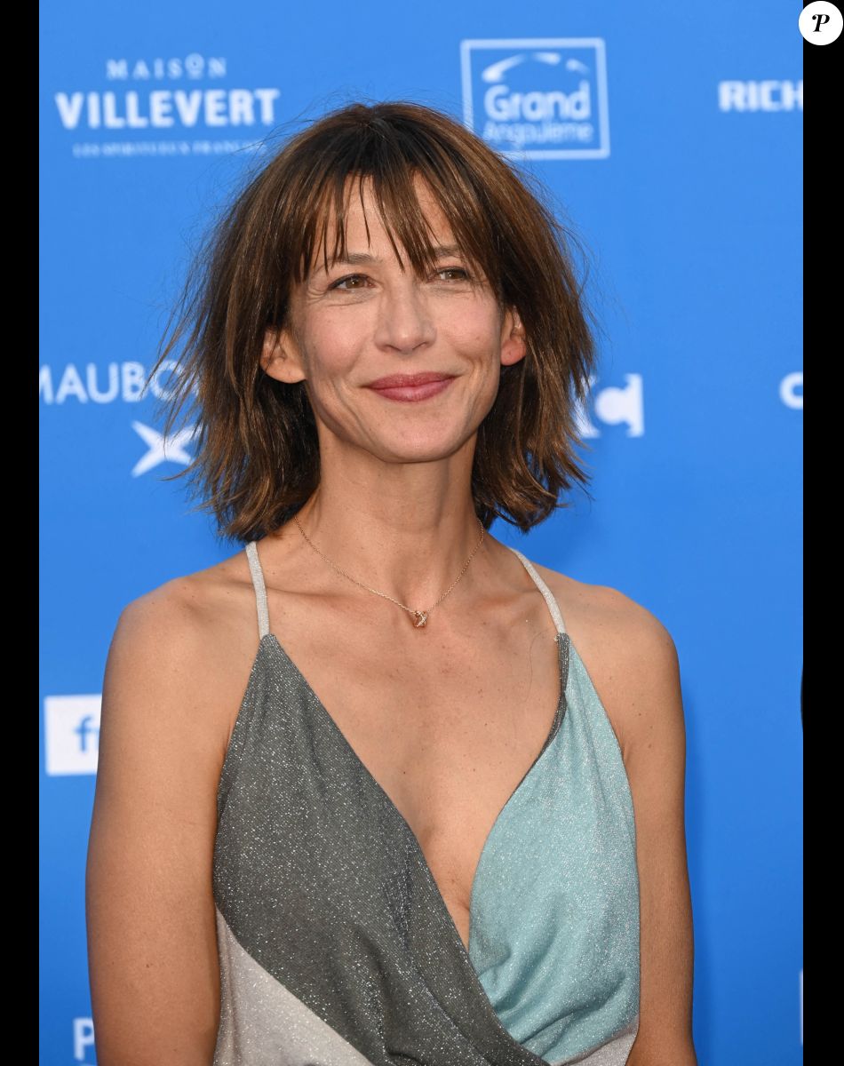 Sophie Marceau séduit dans une combinaison estivale au décolleté plongeant : amoureuse, elle ...
