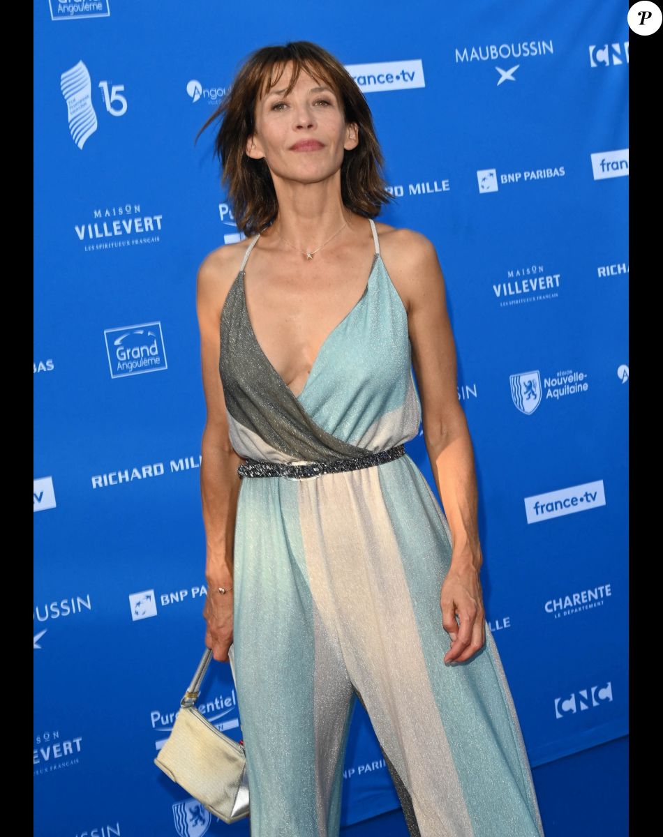 Sophie Marceau séduit dans une combinaison estivale au décolleté plongeant : amoureuse, elle ...