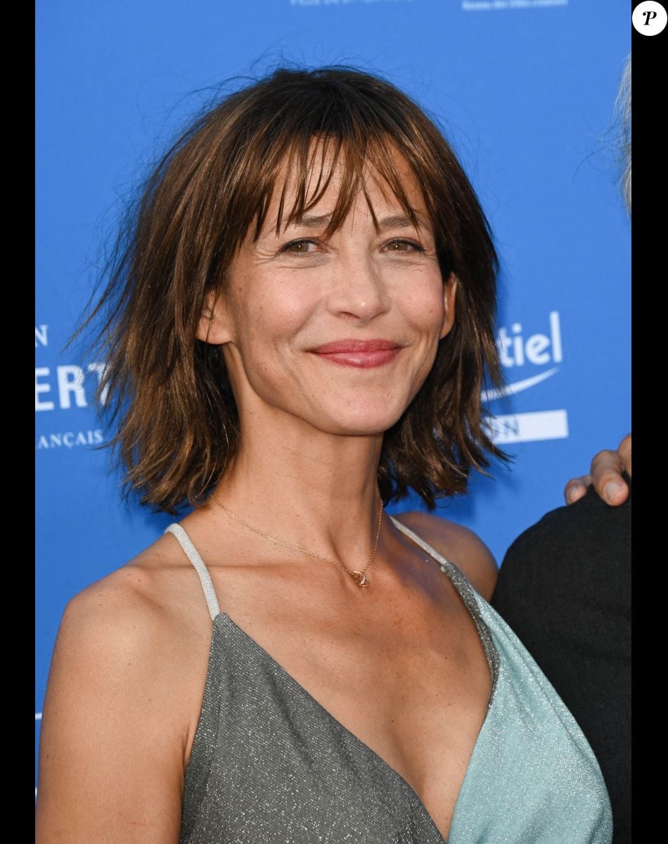 Sophie Marceau séduit dans une combinaison estivale au décolleté plongeant : amoureuse, elle ...