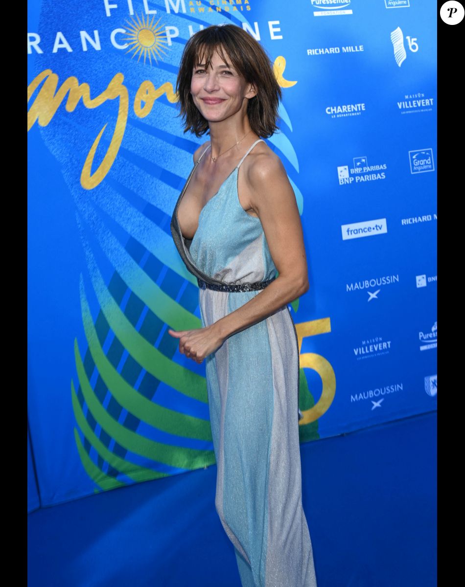 Sophie Marceau séduit dans une combinaison estivale au décolleté plongeant : amoureuse, elle ...