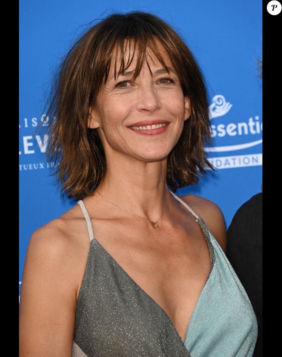 Sophie Marceau séduit dans une combinaison estivale au décolleté plongeant : amoureuse, elle ...