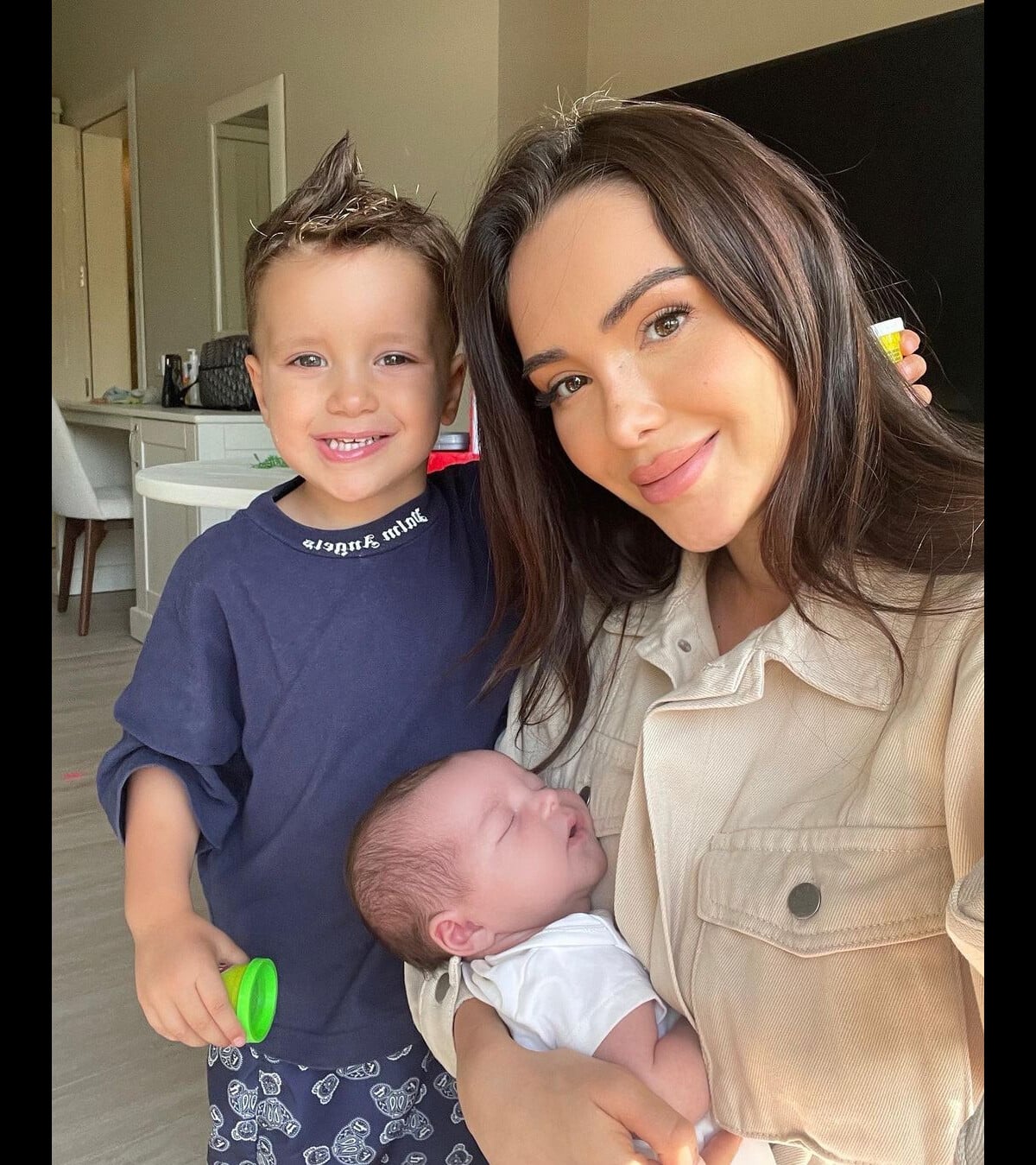 Photo : Nabilla avec ses deux fils Milann et Leyann sur Instagram. - Purepeople