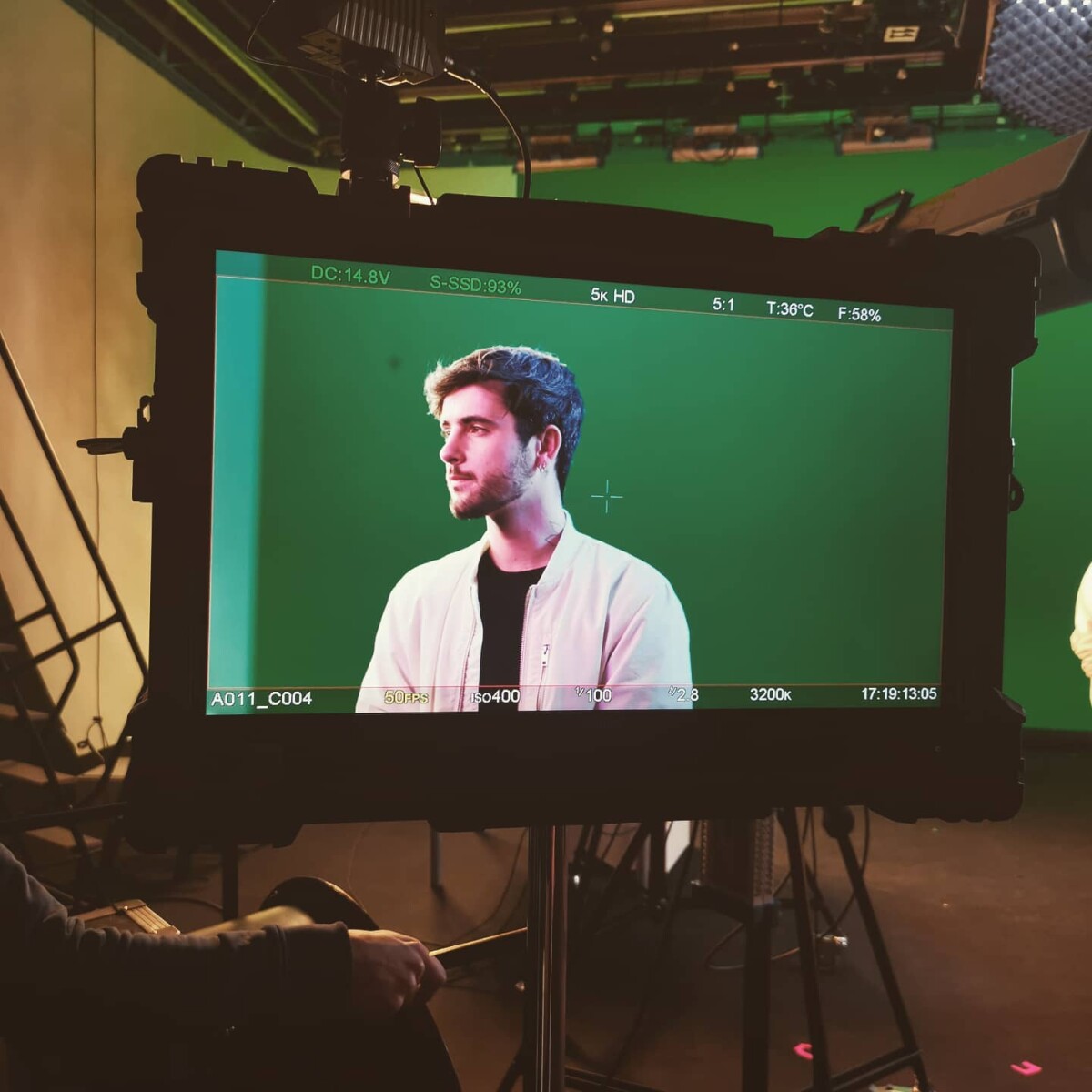 Photo : Louis Delort en plein tournage pour "The Voice" - Purepeople