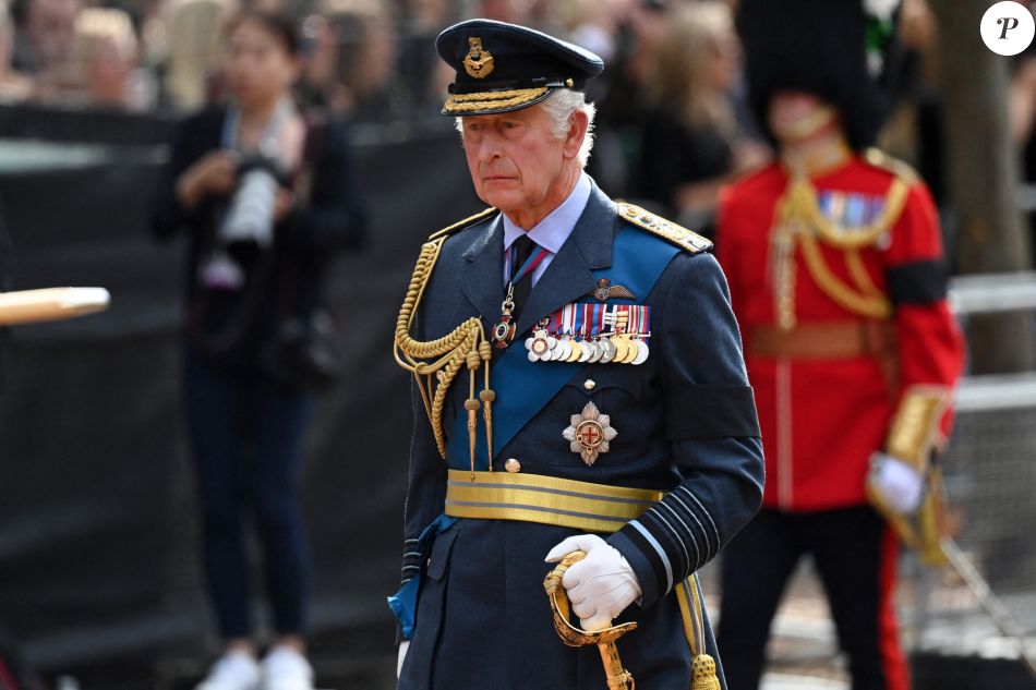 Le roi Charles III d'Angleterre - Procession cérémonielle du cercueil ...