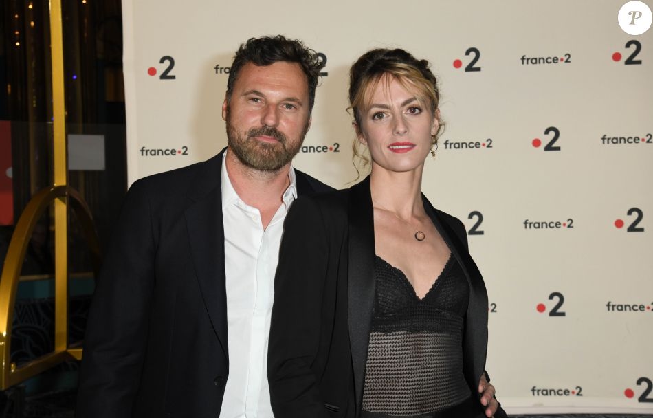 Bruce Tessore et sa compagne Sara Mortensen (habillée en Sandro) lors ...