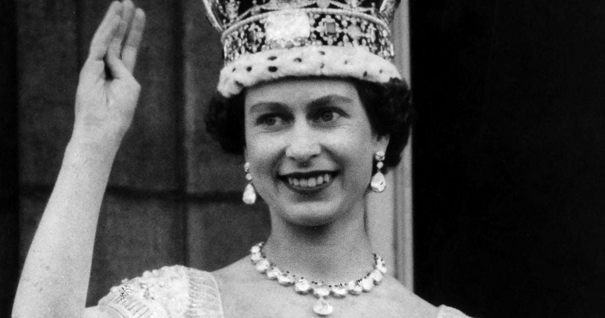 La reine Elisabeth II d'Angleterre salue la foule au balcon de ...