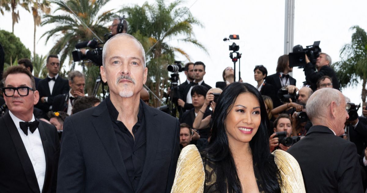 Christian Kretschmar et Anggun (habillée en On Aura Tout vu) - Montée des marches du film Top ...