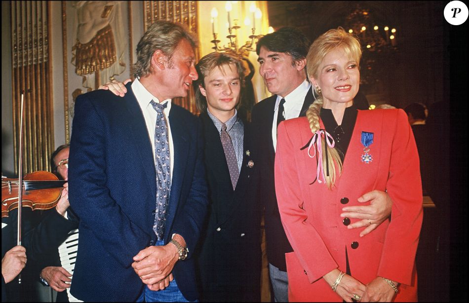 Sylvie Vartan entourée des siens : son fils David Hallyday et son ex-mari Johnny, son époux Tony ...
