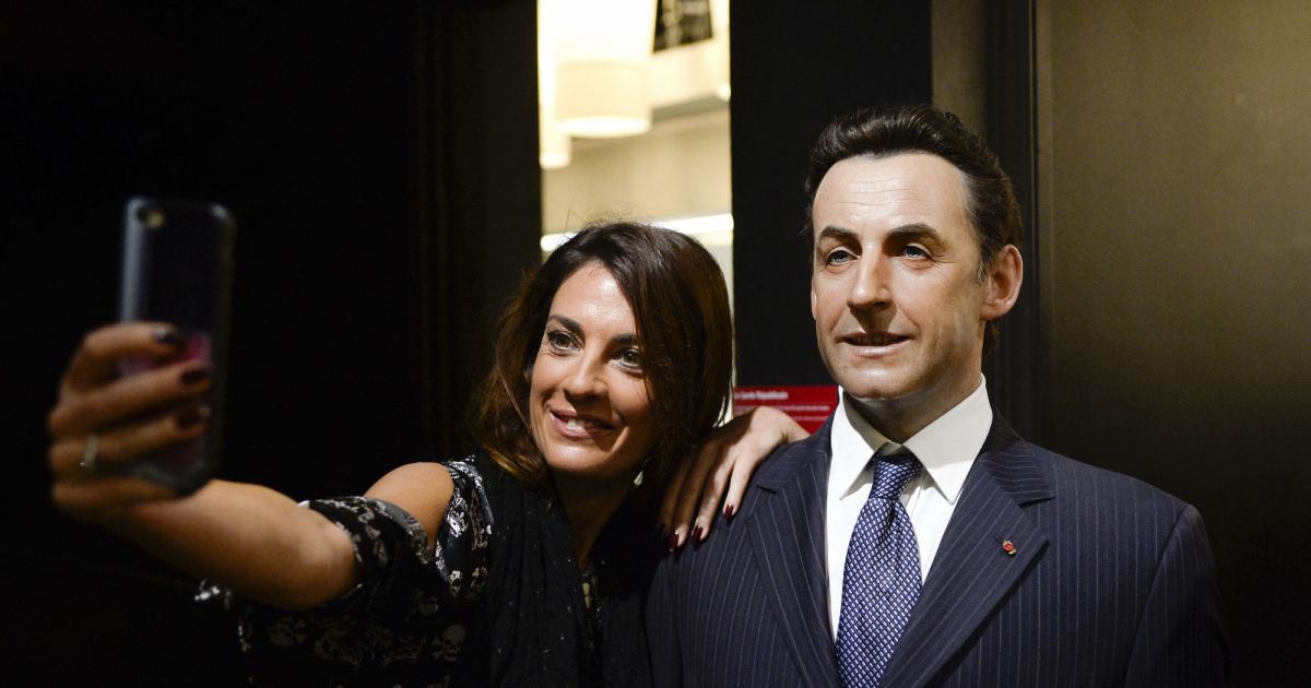 Eve Angeli pose avec la statue de cire de Nicolas Sarkozy - Showcase du ...