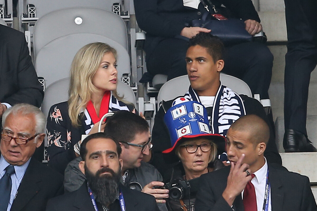 Photo : Raphaël Varane et sa femme Camille Tytgat pendant le match de l ...