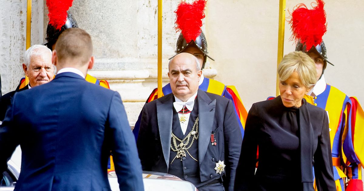 La Première Dame française, Brigitte Macron et son chef du protocole ...