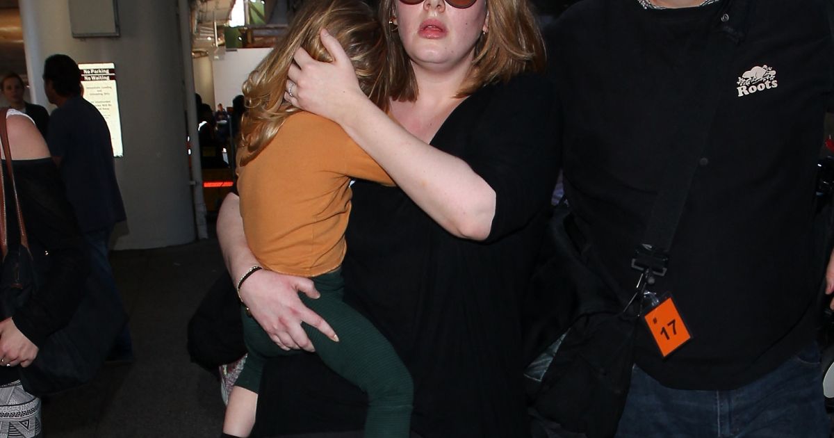 La chanteuse Adele et son fils Angelo Konecki arrivent à l'aéroport LAX ...