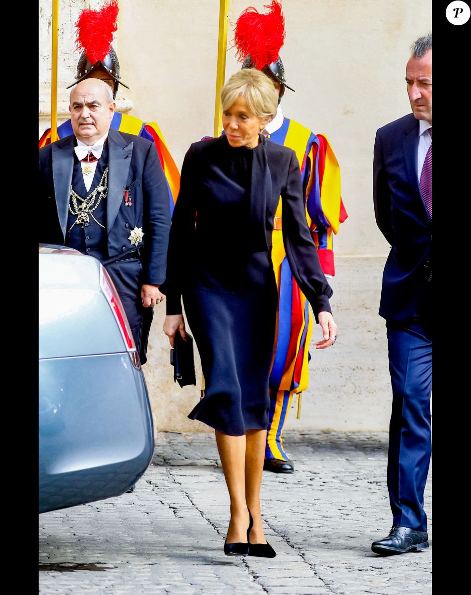 Brigitte Macron main dans la main avec Emmanuel, photos de leur ...