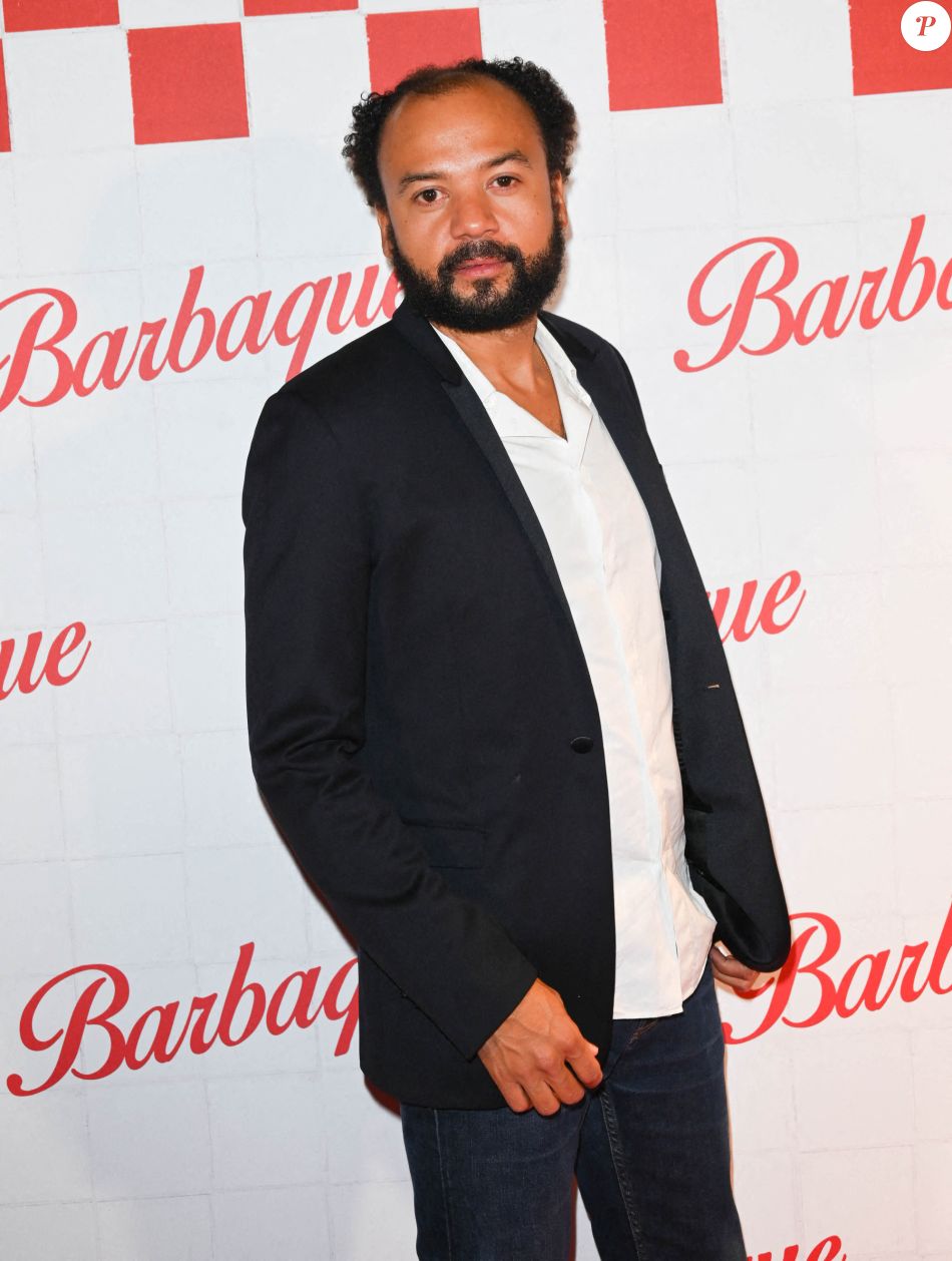 Fabrice Éboué à la première du film Barbaque au cinéma Pathé Wepler à ...