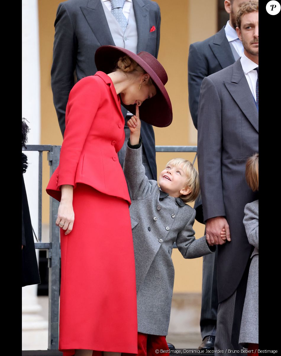 Beatrice Borromeo divine : son fils fait le pitre et lui touche le nez ...
