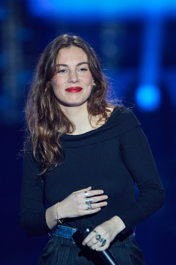 Jenifer radieuse en robe fleurie et perchée sur de très hauts talons ...